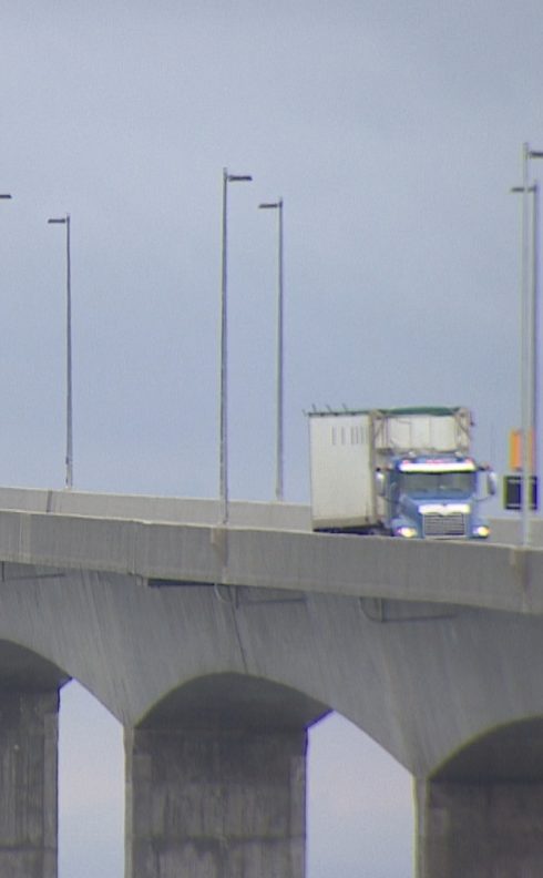 ‘Hail storm of rocks’ damages vehicles crossing Confederation Bridge ...