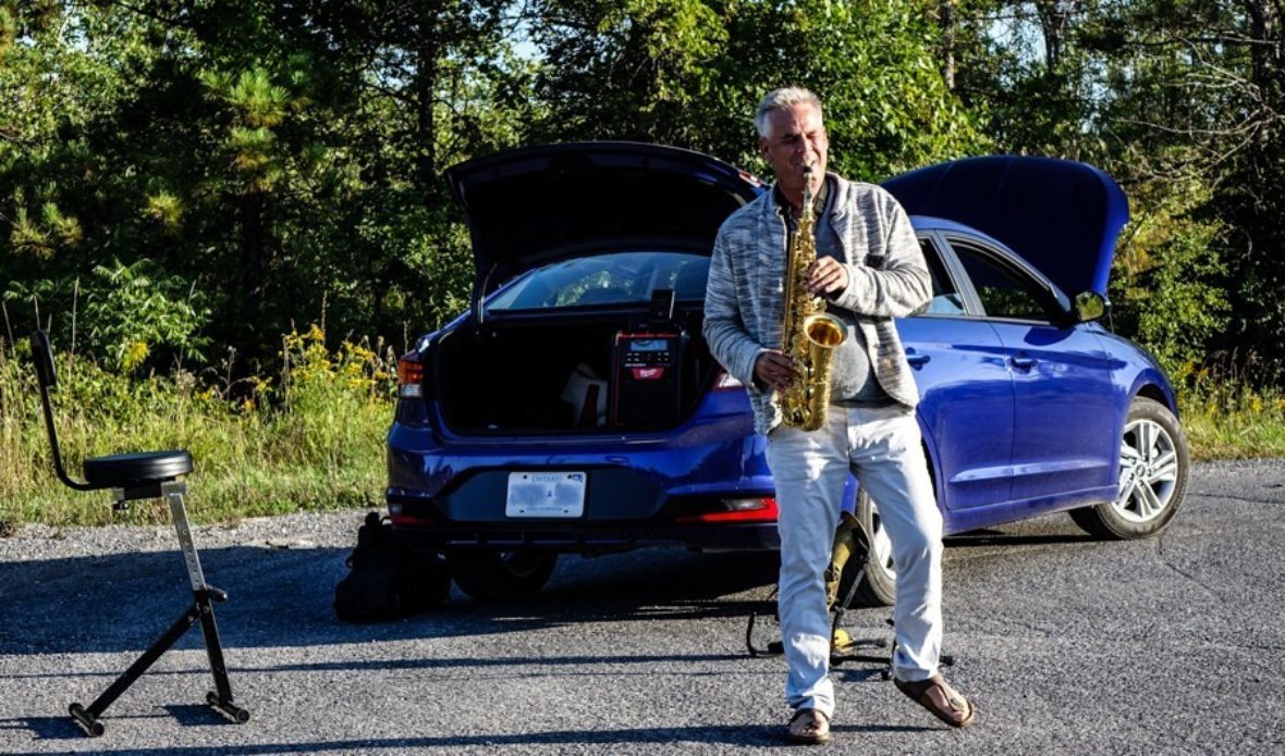 Meet the Sax Man of Highway 416 | CBC News